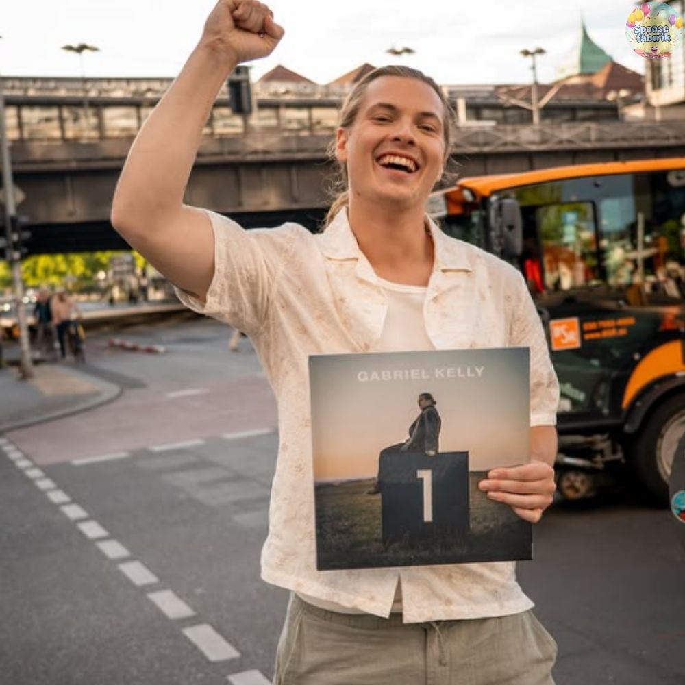 Gabriel Kelly: Der Sänger hat sein Debütalbum veröffentlicht - News
