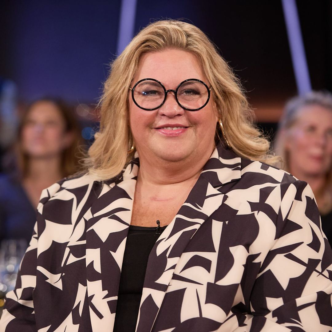 Ilka Bessin posiert oben ohne im Pool – mit starker Botschaft - News